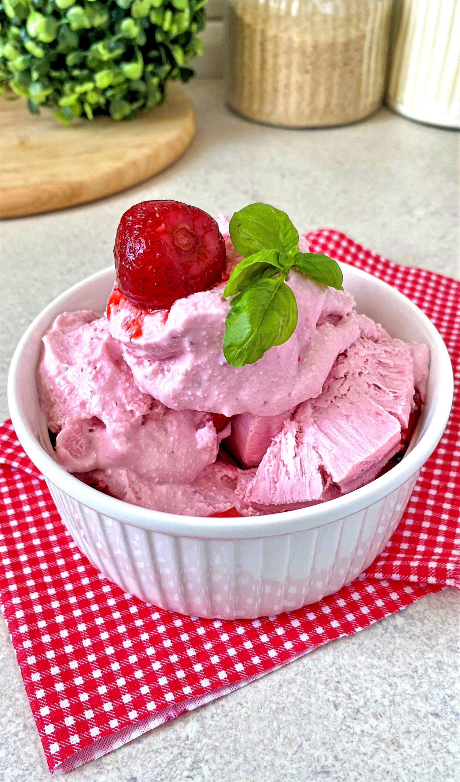 Truskawkowe lody z serka wiejskiego - EmiGotuje